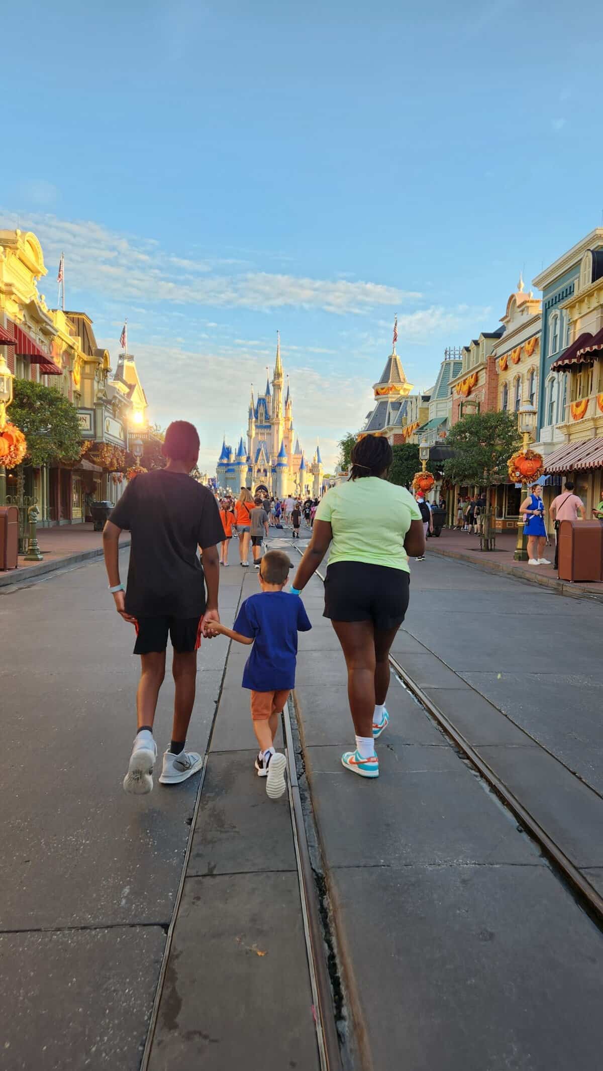 The Ultimate Guide: Rope Dropping vs. Early Entrance at Disney World