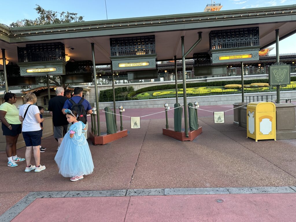 The Ultimate Guide: Rope Dropping vs. Early Entrance at Disney World