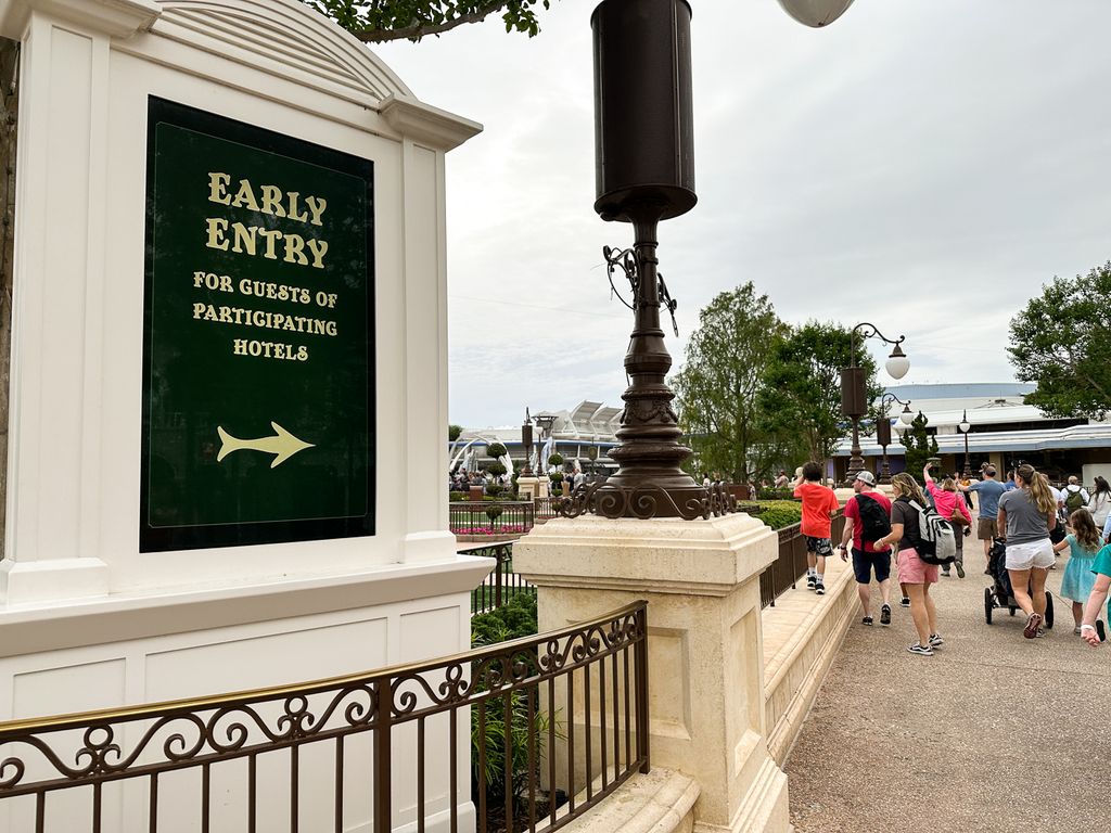 The Ultimate Guide: Rope Dropping vs. Early Entrance at Disney World